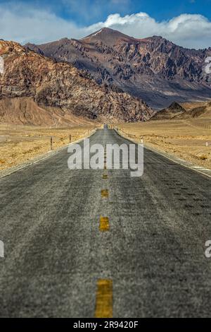 China, Tibet, Ali alpine mountains, mountains and rivers, blue sky and ...