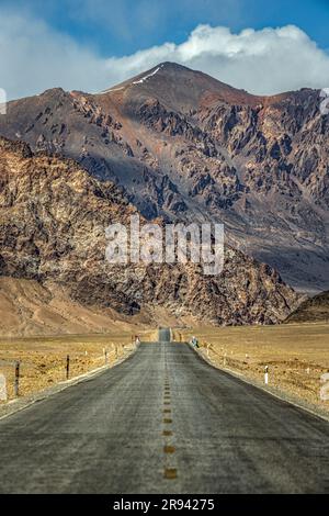 China, Tibet, Ali alpine mountains, mountains and rivers, blue sky and ...