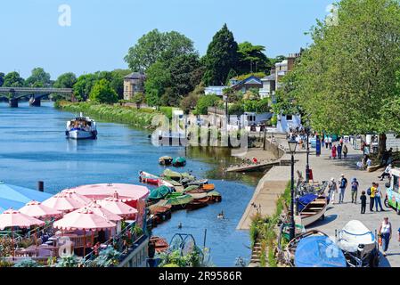 The waterfront and riverside at Richmond on Thames on a busy summers ...