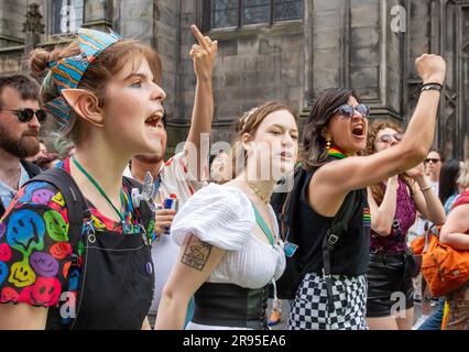 EDS NOTE GESTURE People take part in a Palestine Coalition march in ...