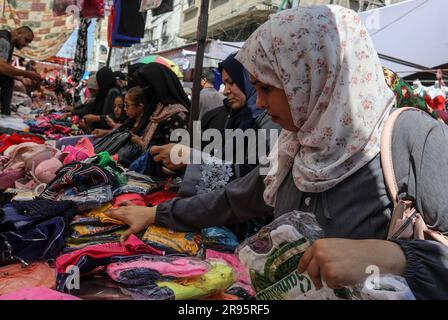 Palestinians shop at a market for Eid al-Fitr celebrations, in Gaza ...
