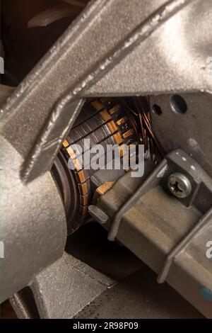 Operation of the sliding graphite contact of the electric motor ...