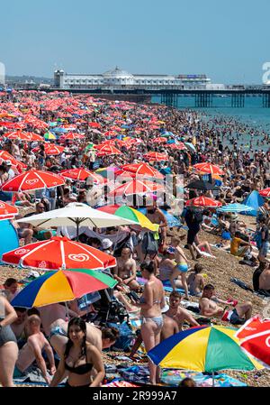 Tourists flock to the Summer Palace in Beijing, China, 27 September ...