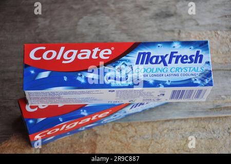 Colgate Cooling Crystals Toothpaste in Coolmint Flavour Stock Photo - Alamy