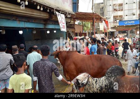 Karachi, Pakistan June 26, 2023. Commuters are facing difficulties in ...