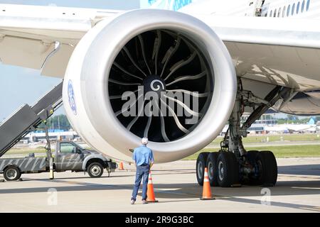 Boeing employees gets a closer look at the landing gear on a Boeing 777 ...