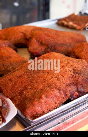 Freshly baked crispy suckling pork, a whole pig with crispy skin Stock ...