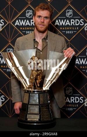 Edmonton Oilers hockey player Connor McDavid poses with the Art Ross ...