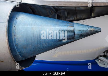 One of the engines on the first test Boeing 787 Dreamliner aircraft ...