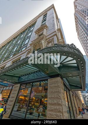 Boston’s landmark Burnham Building, once home of Filene’s Department ...