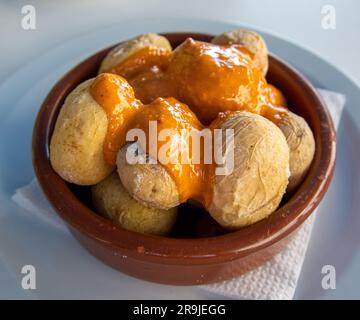 Papas arrugadas con mojo picón, plato típico de la comida canaria, Gran ...
