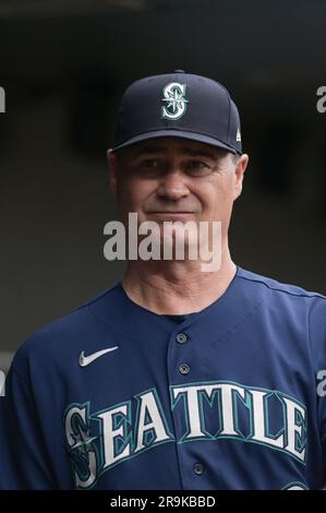 Seattle Mariners manager Scott Servais talks with media members in the ...
