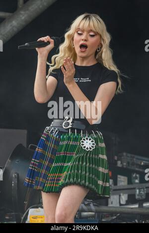 Maisie Peters plays the Pyramid Stage - Friday at the 2023 Glastonbury ...