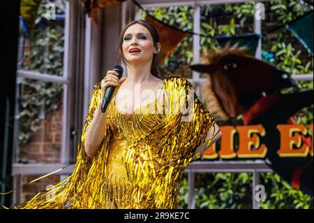 Sophie Ellis-Bexter plays the Pyramid Stage - Sunday at the 2023 ...