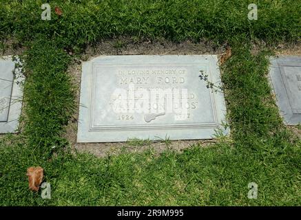 LES PAUL Les Paul and Mary Ford US musical duo about 1954 Stock Photo ...