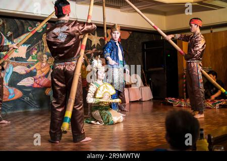 Tinikling folk dancing, Manila Stock Photo - Alamy