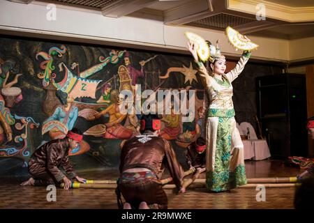 Tinikling folk dancing, Manila Stock Photo - Alamy