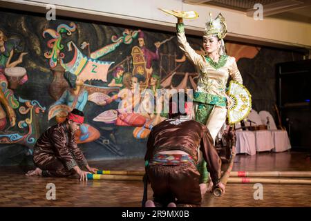 Tinikling folk dancing, Manila Stock Photo - Alamy