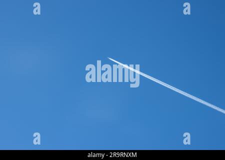 Diagonal airplane trace on a clear blue sky Stock Photo - Alamy