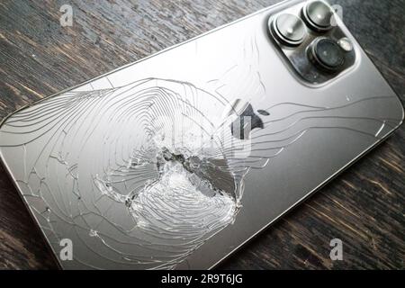 Seattle, USA. 11 Jun, 2023: Damaged Iphone from a 5 story window drop ...