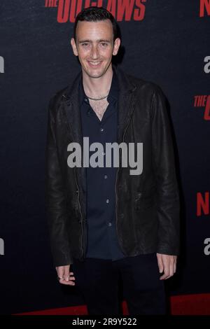 Tyler Spindel bei der Premiere des Netflix -Films 'The Out-Laws' im ...