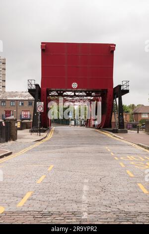 Shadwell Bascule Bridge, Garnet Street, London, E1, England, U.K Stock ...