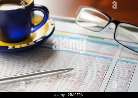 Accounting form with pen, in the businessman's office Stock Photo - Alamy