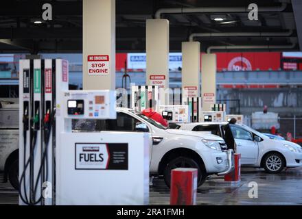 Auckland, New Zealand. 30th June, 2023. People fill their cars with ...