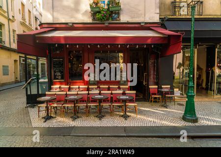 exterior of a cafe in the heart of paris, France Stock Photo - Alamy