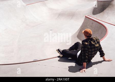 aggressive roller skater chilling in skatepark Stock Photo - Alamy