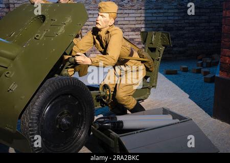A diorama of soldiers using an artillery gun. At the Shon Sharaf Great Patriotic War, WWII ...
