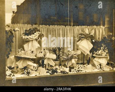 Millinery early 1900s, Hat Shop Display Window, Vintage Women's Hats ...