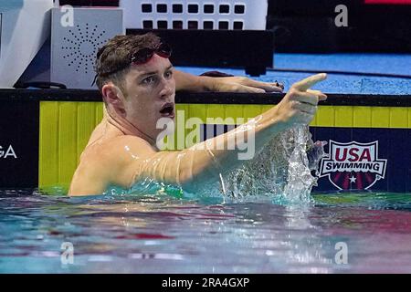 Hunter Armstrong reacts after winning the men's 100-meter backstroke at ...