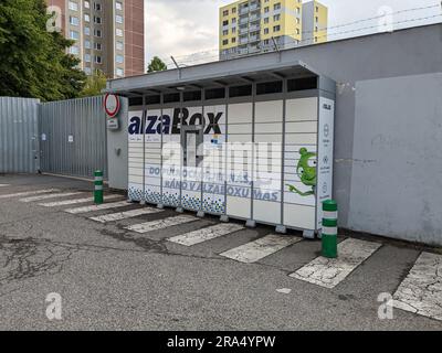 Alza Box-AlzaBox-parcel box logistics for customers standing outside of ...