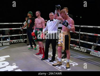 Mark Jeffers celebrates victory against Zak Chelli after their Super ...