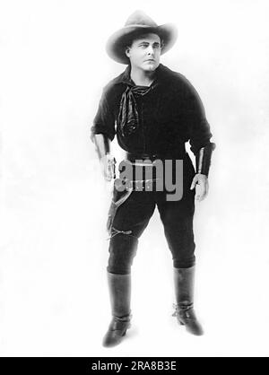1918 , USA : The silent movie actor and director CHARLES CHAPLIN ( 1889 ...