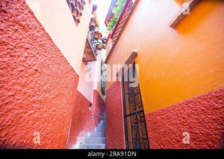 Colonial historical city Guanajuato, famous Alley of the Kiss (Callejon ...