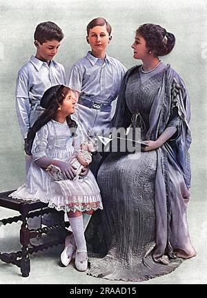 Mrs Alfred Duggan, born Grace Elvina Hinds (1879 - 1958), daughter of ...