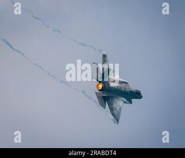 The amazing jet flying overhead Stock Photo - Alamy