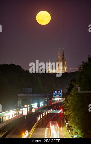 Cologne, Germany. 03rd July, 2023. The full moon rises over the Cologne ...