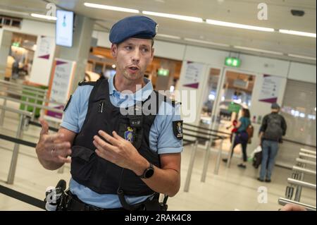 SCHIPHOL - Major Michael van Leeuwen explains the deployment of the ...