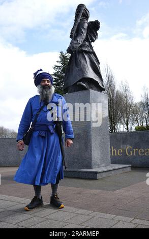 Wearing his traditional ceremonial sword local Sikh man by the Lions of ...
