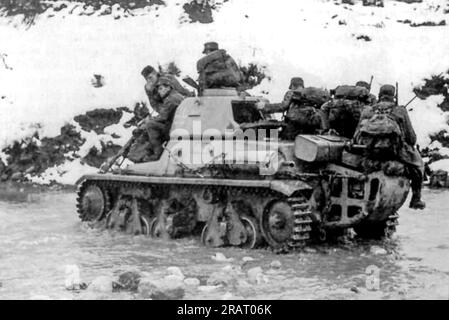 World War 1. French heavy gun, or howitzer, high explosive projectiles ...