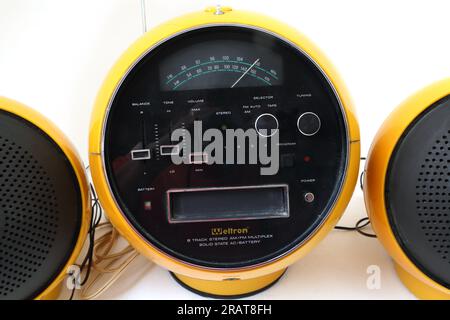 Vintage 1970's Weltron 8 track Stereo Tape Player AM/FM Radio Multiplex ...