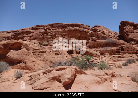 A large, red Aztec sandstone rock formation on the Mouse's Tank trail ...