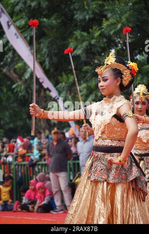 Klenting Sumanding Dance, is likened to a collection of Kediri girls ...