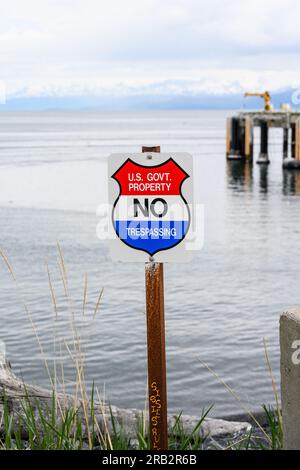 U.S. Government Property & No Trespassing Sign Stock Photo - Alamy