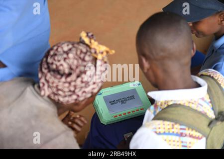 (230707) -- MTITO ANDEI, July 7, 2023 (Xinhua) -- People register ...