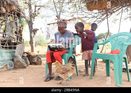 (230707) -- MTITO ANDEI, July 7, 2023 (Xinhua) -- People register ...