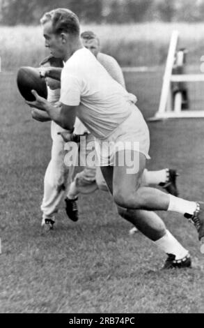 Green Bay Packers halfback Paul Hornung and his bride-to-be, Pat Roeder ...